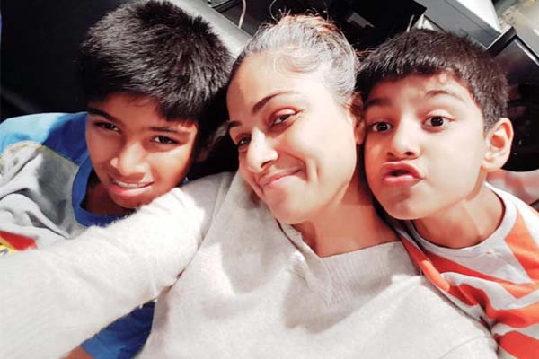 நடிகை சிம்ரனின் மகன்களா இது? அடையாளம் தெரியாமல் நல்லா வளர்ந்துட்டாங்களே ...