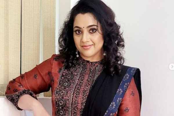 நீச்சல் உடையில் கிளாமராக நடித்தது குறித்து பேசிய நடிகை மீனா
