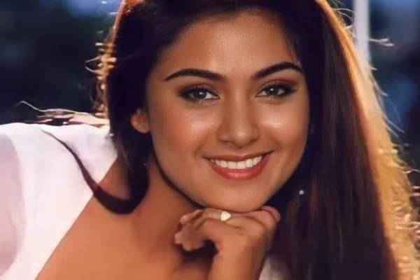 என்ன சிம்ரன் நீங்களா இது! இளம் நடிகைகளுக்கு டஃப் கொடுக்கும் நடிகை ...