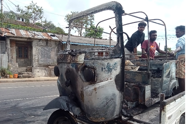 நடு வீதியில் திடீரென பற்றி எரிந்த முச்சக்கரவண்டி - தமிழ்வின்