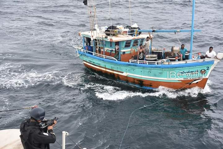 இலங்கை கடற்றொழிலாளர்கள் 5 பேர் இந்திய கடற்படையினரால் கைது - ஐபிசி தமிழ்