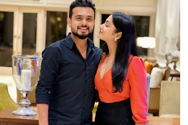 මම ඔහුව මුලින්ම දැක්කේ ෆේස්බුක් එකෙන්, අපි රඟපාන්න ආවේ විවාහ වුනාට ...