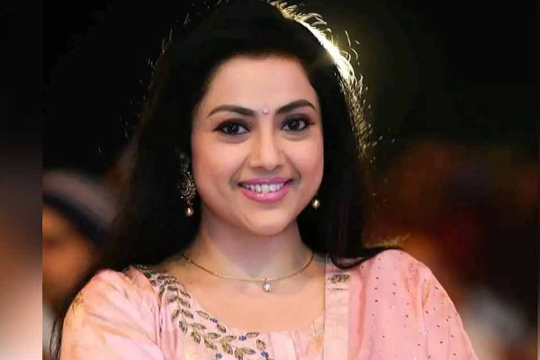 பிரபல நடிகரை காதலித்த நடிகை மீனா - கணவர் இறப்பிற்கு பின் வெளியான தகவல் ...