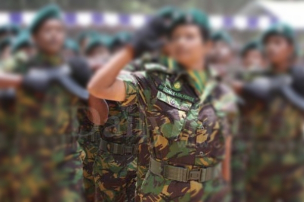 STF ලොක්කියක් පිරිමි වෙස්ගෙන රාත්‍රී කාලයේ නවක නිලධාරිනියන්ට කරපු දේ ...