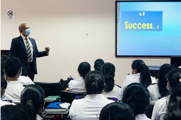 விரிவுரையாளர்கள் வெற்றிடங்களை நிரப்புவதற்கு அமைச்சரவின் முடிவு! - ஜே.வி ...