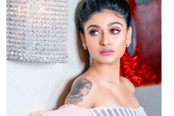 பிக் பாஸ் நடிகை ஓவியாவின் காதலர் இவர் தானா - நெருக்கமாக அவர்கள் ...