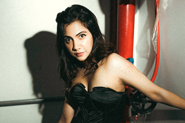 ஹோம்லியாக இருந்த மடோனாவா இப்படி.. கிளாமர் போட்டோஷூட்