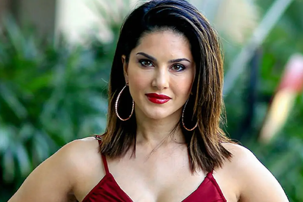 திருமண வயதில் மகனை வைத்துக்கொண்டு சுன்னி லியோனுடன் குத்தாட்டம் போடும் 62 வயது நடிகர் ...