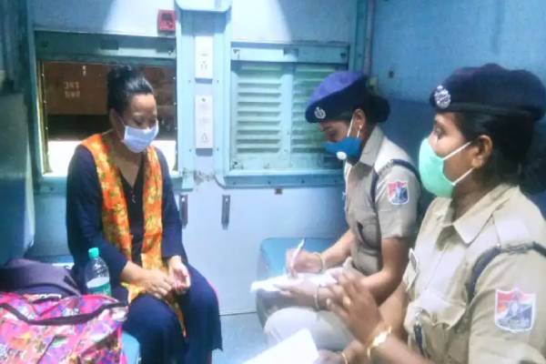 இரயிலில் பயணம் செய்யும் பெண்கள் கட்டாயம் தெரிந்து வைத்திருக்க வேண்டிய ...