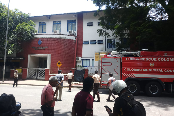 கொழும்பு றோயல் கல்லூரி பகுதியில் தீ விபத்து (Video) - தமிழ்வின்