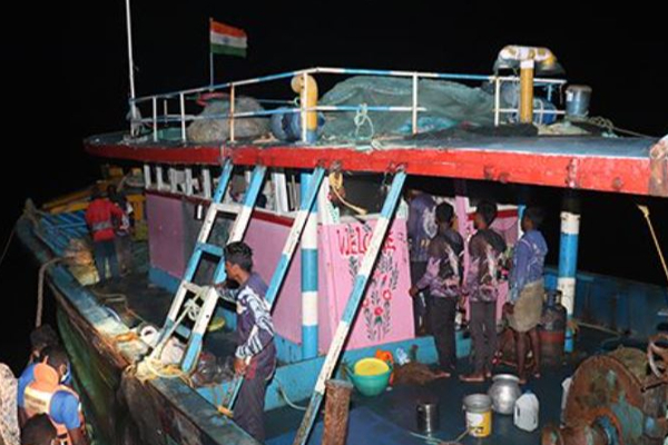 செயலிழந்த இந்திய மீன்பிடி இழுவை படகு: இந்திய கடலோரக் காவல்படையிடம் ...