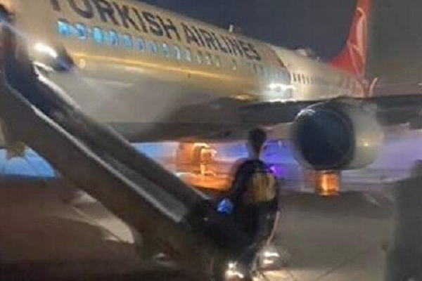 துருக்கி விமான நிலையத்தில் தரையிறக்கிய விமானத்தில் பரபரப்பு - உயிர் ...