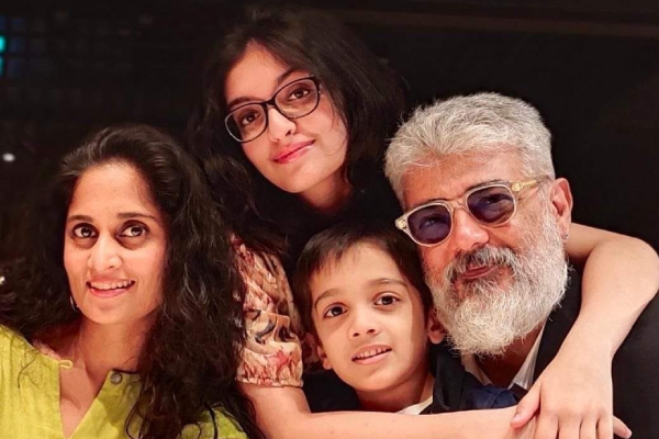 தலையில் ஹெல்மெட் அணிந்து தனது தந்தை அஜித் போல் போஸ் கொடுத்த ஆத்விக்..