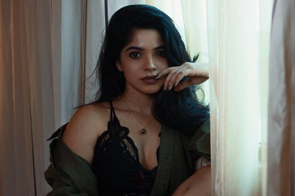 இடுப்புக்கு கீழே சர்ஜரி செய்தேனா.. நடிகை திவ்யபாரதி ட்ரோல்களுக்கு பதிலடி