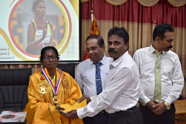 நாட்டிற்கு பெருமை தேடித்தந்த பெண்மணிக்கு கௌரவிப்பு விழா! - ஜே.வி.பி நியூஸ்