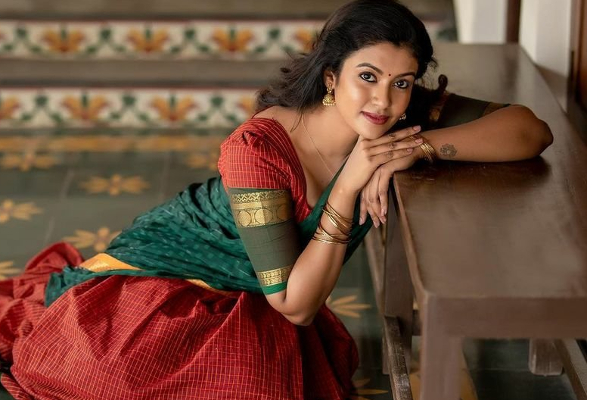 கடற்கரையில் இப்படியொரு லுக்.. பாரதி கண்ணம்மா சீரியல் நடிகை ரோஷினி ...