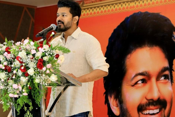 மாணவிக்கு வைர நெக்லஸ் பரிசளித்து அசத்திய இளையதளபதி விஜய்! - ஜே.வி.பி நியூஸ்