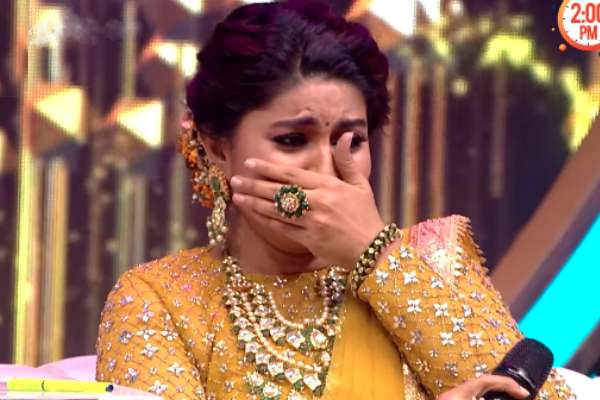 தீடீரென மேடையில் கதறி அழுத நடிகை சினேகா.. ஷாக்கிங் வீடியோ