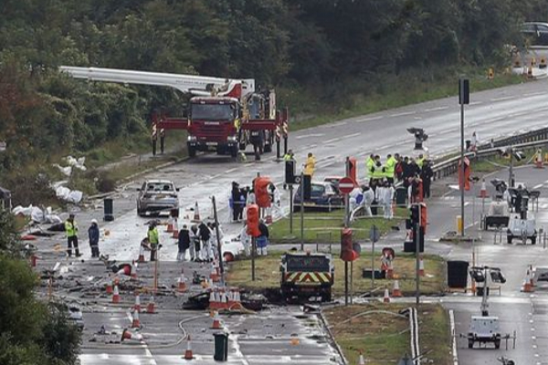 ගුවන් යානයක් අධිවේගී මාර්ගයට කඩා වැටෙයි - පුද්ගලයින් 10ක් ජීවිතක්ෂයට ...