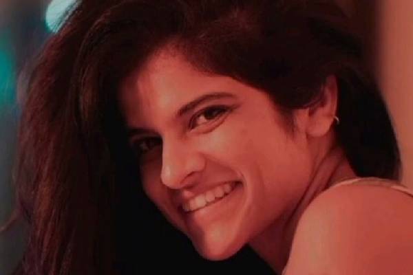 வீட்லயும் இப்படித்தான் இருப்பேன்!! வெறும் டவலுடன் விக்ரம் நடிகை ...