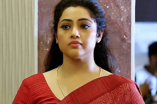 கணவர் மறைவுக்கு பின் ஆள் அடையாளம் தெரியாமல் மாறிய நடிகை மீனா ...