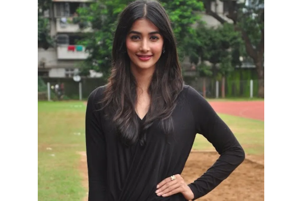 தொடர் தோல்வி படங்கள்.. ஆனாலும் பூஜா ஹெக்டேவுக்கு கிடைத்த பிரம்மாண்ட பட ...