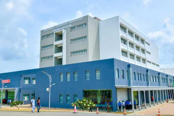 හම්බන්තොට රෝහලත් ලෙඩ වෙයි. වෛද්‍යවරුත් රෝහල හැර යයි. - ගගන