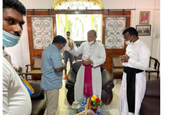 பிள்ளையானிடம் கூனிக்குறுகி நிற்கும் அருட்தந்தை! வைரலாகும் புகைப்படம் ...