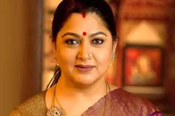விபத்தில் சிக்கினாரா குஷ்பூ காலில் கட்டுடன் வெளியான புகைப்படம் ஷாக்கான ரசிகர்கள்