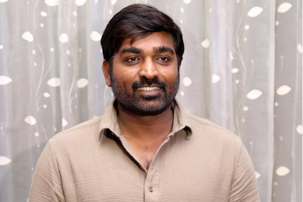 அண்ணா ஒரு போட்டோ! ரசிகர்கள் கூட்டத்தில் சிக்கி தவிக்கும் நடிகர் விஜய் ...