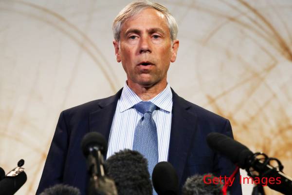 ட்ரம்பிற்கு சிக்கல்... Julian Assange வழக்கில் சாதித்த சட்டத்தரணியைக் ...