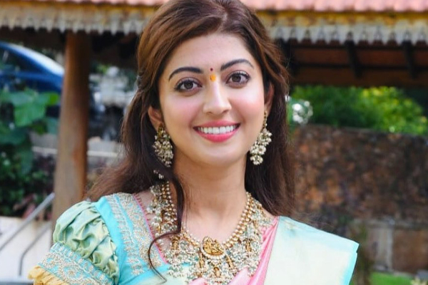 படத்தை பார்த்து கண்ணீர் விட்டு அழுத பிரணிதா! என்ன படம் தெரியுமா?