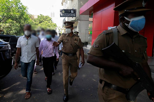 போதைப்பொருட்கள் மற்றும் துப்பாக்கிகளுடன் அறுவர் கைது! - தமிழ்வின்