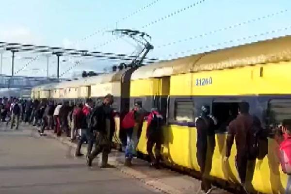 தீ பற்றிய ரயிலை இழுத்து சென்ற பொதுமக்கள்: இணையத்தில் பரவும் வைரல் ...