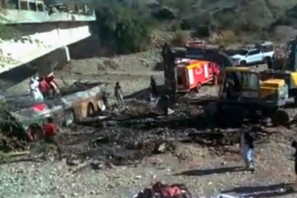 බස්රථයක් පෙරළීමෙන් 40ක් ජිවිතක්ෂයට (විදෙස්) - ගගන