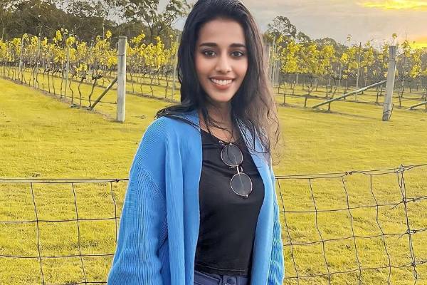 சூப்பர் சிங்கர் பிரியங்காவா இது!! ஃபாரின் அவுட்டிங்கில் கிளாமர் ...