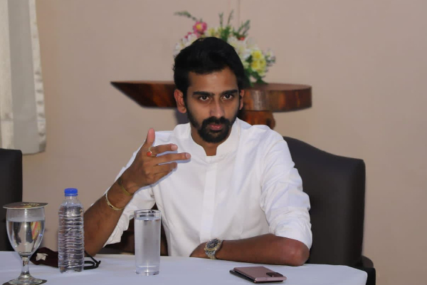 வீதியில் வியாபாரத்தில் ஈடுபட்டிருந்த பெண்ணிடம் அராஜகம் - நிர்வாகிக்கு ...