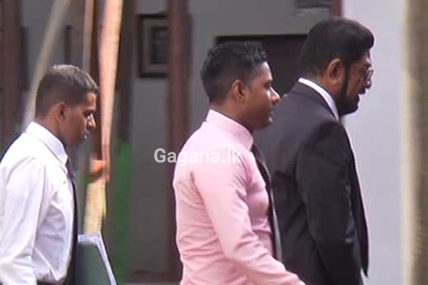 මට මෙහෙන් දෙන බෙහෙත් බොන්න බෑ..මට ඕනේ සිංගප්පූරුවේ බෙහෙත්..\" ඇමති ...