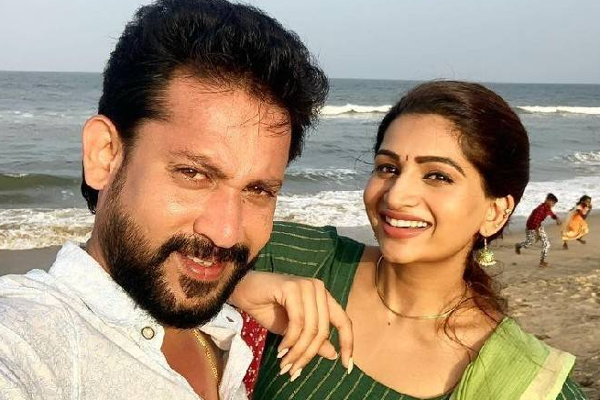 தமிழும் சரஸ்வதியும் சீரியல் நடிகர் தீபக்-கின் மனைவி, மகனை ...