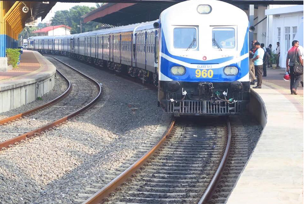 தொடருந்தில் பயணச்சீட்டு சோதனை: சில உத்தியோகத்தர்கள் தப்பியோட்டம் ...