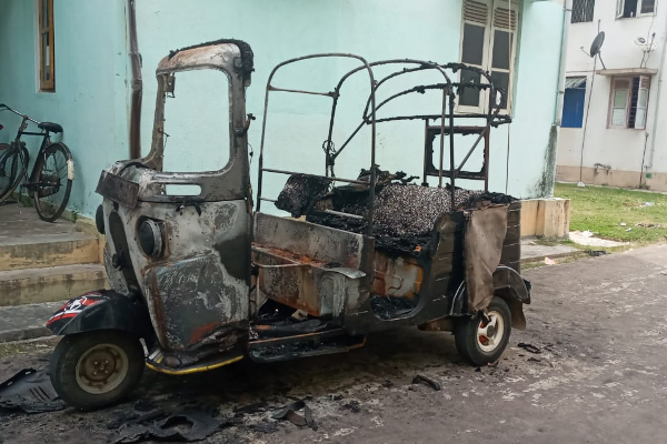 கல்முனையில் இனம் தெரியாத நபர் அரங்கேற்றிய கொடூரம்: தீயில் கருகிய ...