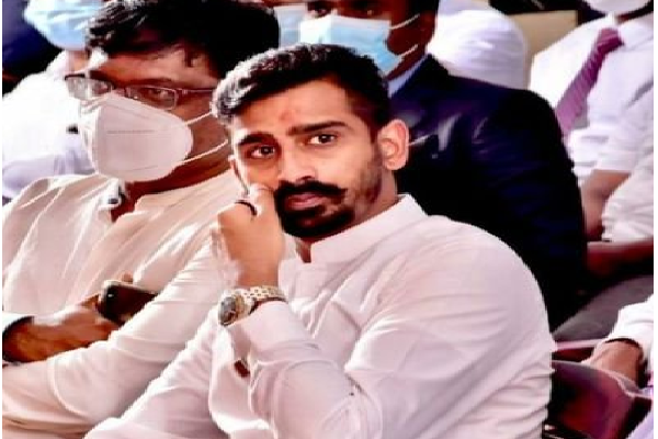 ප්‍රධාන පක්ෂයක් විශ්වාසභංග යෝජනාවට සහය පල කරයි මෙන්න...(PHOTO) - ගගන