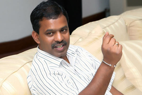 மக்களை சட்ட நெருக்கடிக்குட்படுத்துகிறது அரசு! சந்திரகுமார் சீற்றம் ...