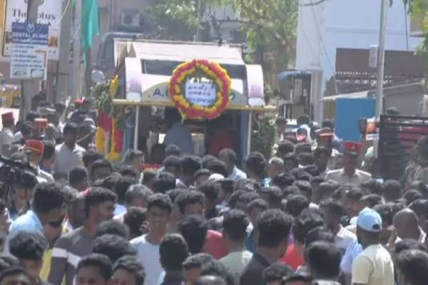 இறுதி ஊர்வலம்; சிறுமியின் உடல் அருகே புத்தகம், பொம்மைகள் - வழிநெடுக ...