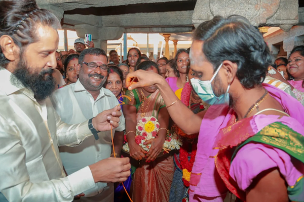 பணியாளர் இல்ல திருமணம்.. தாலி எடுத்து கொடுத்த விக்ரம் - வைரலாகும் ...