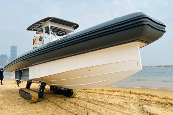 தண்ணீர் மற்றும் தரையில் பயணம் செய்யக் கூடிய படகு - தமிழ்வின்