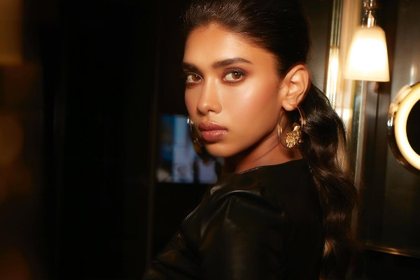 சார்பட்டா பரம்பரை துஷாராவா இப்படி! நீச்சல் குளத்தில் எடுத்த போட்டோ வைரல்