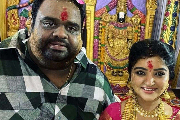 தனி விமானத்தில் ஹனிமூன் சென்றார்களா? மனைவியுடன் ரவீந்தர் வெளியிட்ட ...