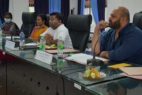 அரசாங்கத்திற்கு பணம் சேர்த்துக் கொடுக்கும் செயற்பாடுகளில் ஈடுபடக் ...