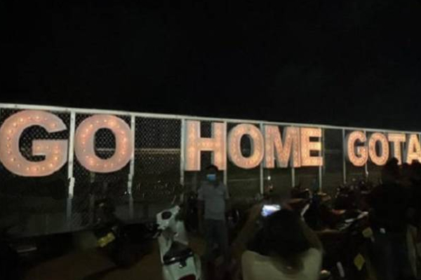“#GOHOMEGOTA” – சிங்களவர்கள் பார்க்க மறுக்கும் பக்கம் - தமிழ்வின்